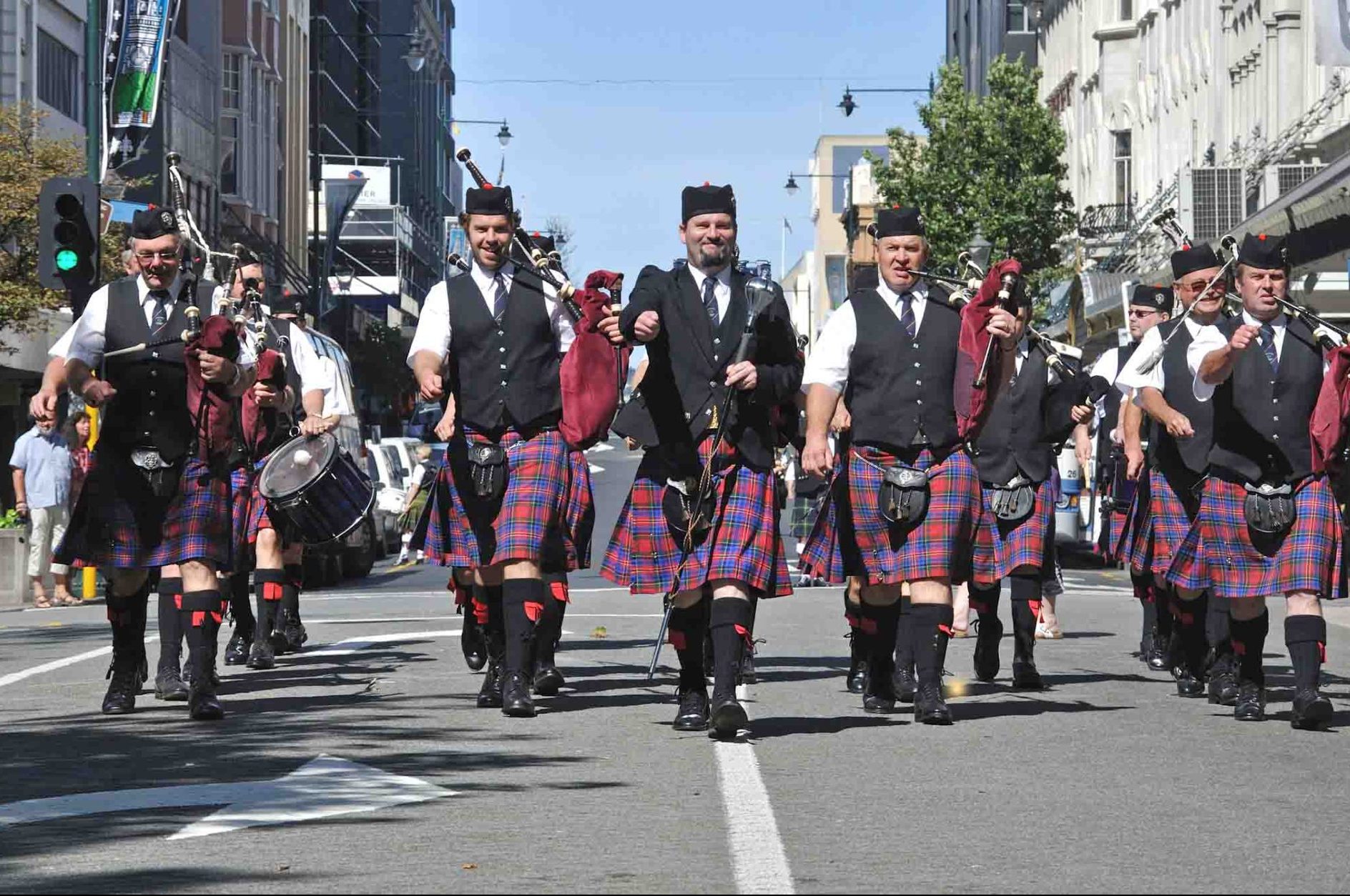 Kilts, drums, and bagpipes: RNZBPA - Metropol