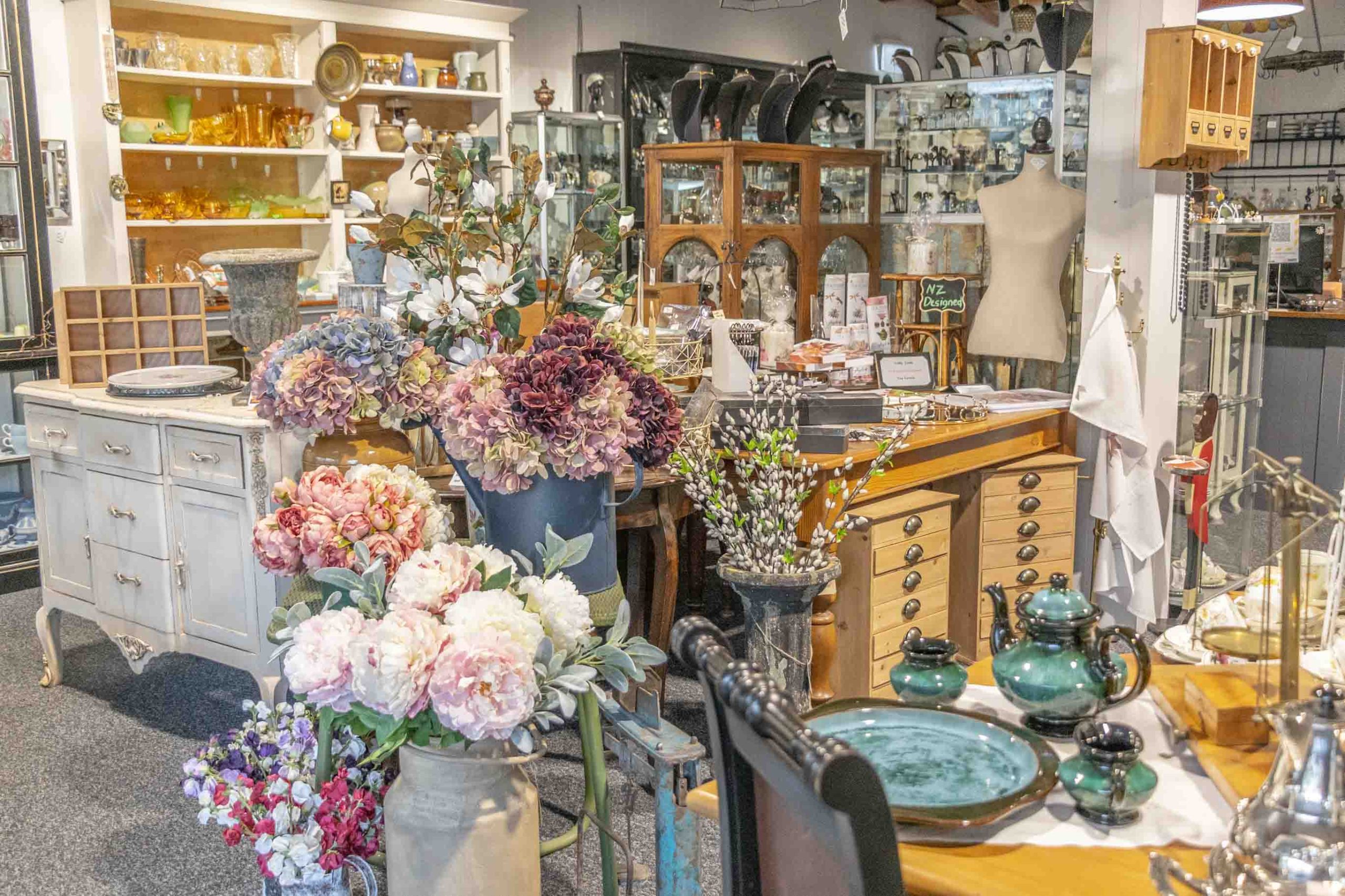 Farewell Treasures: Dusty Old Things - Metropol