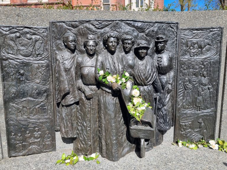 Suffrage memorial celebrated - Metropol